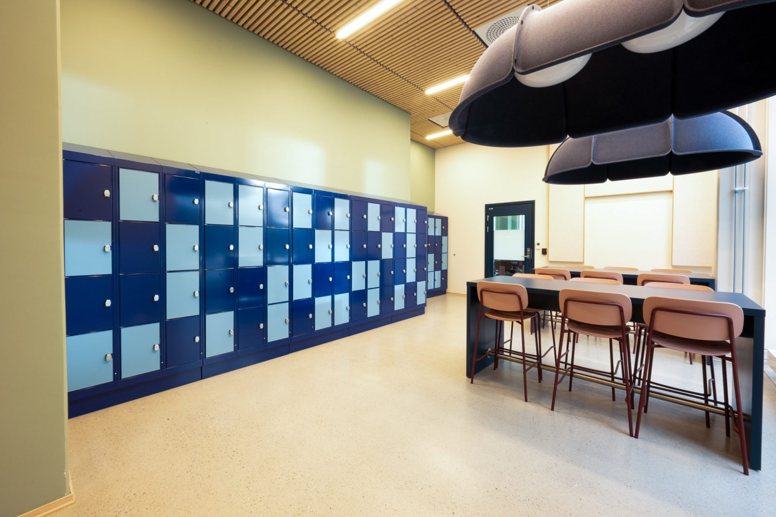 ROBUSTE OG FARGERIKE SKAP LEVERT TIL JESSHEIM VIDEREGÅENDE SKOLE - Eskoleia